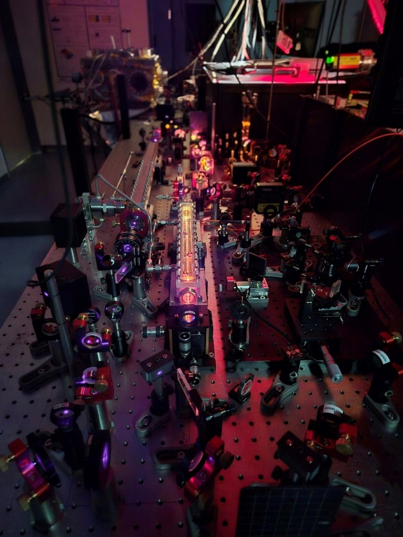 Strong-field physics in graphene - Chair for Laserphysics